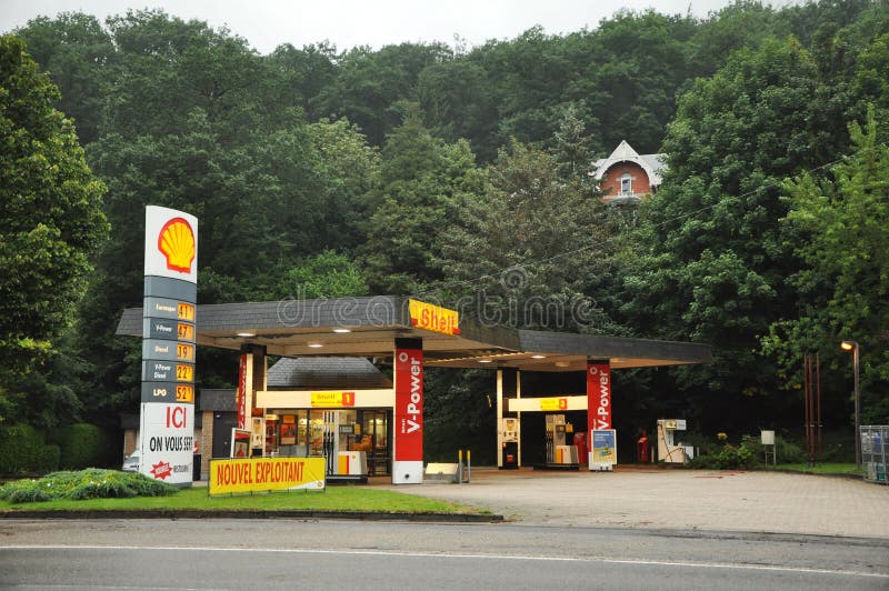 Gasolinera de Shell foto de archivo editorial. Imagen de combustible ...