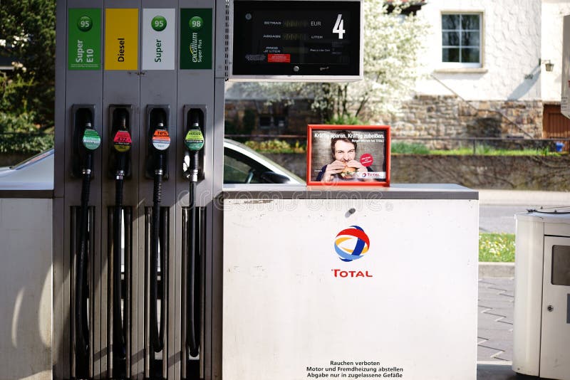 Gasolinera total fotografía editorial. Imagen de coche - 116396797