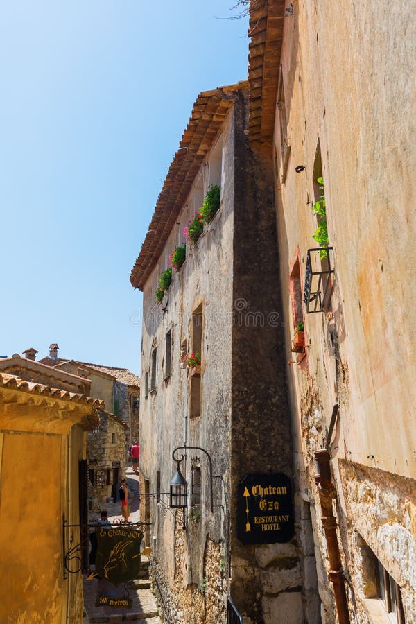 Gasse Im Mittelalterlichen Dorf Von Eze, Frankreich Redaktionelles ...