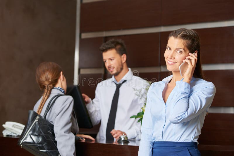 Gasten Van Het Portier De Dienende Hotel Stock Afbeelding - Image of ...