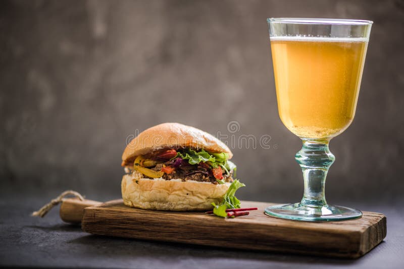 Gastro Comida Tradicional Del Pub, Bollo De La Carne De Vaca Del Bbq ...