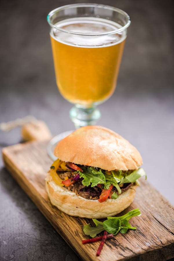 Gastro Comida Tradicional Del Pub, Bollo De La Carne De Vaca Del Bbq ...