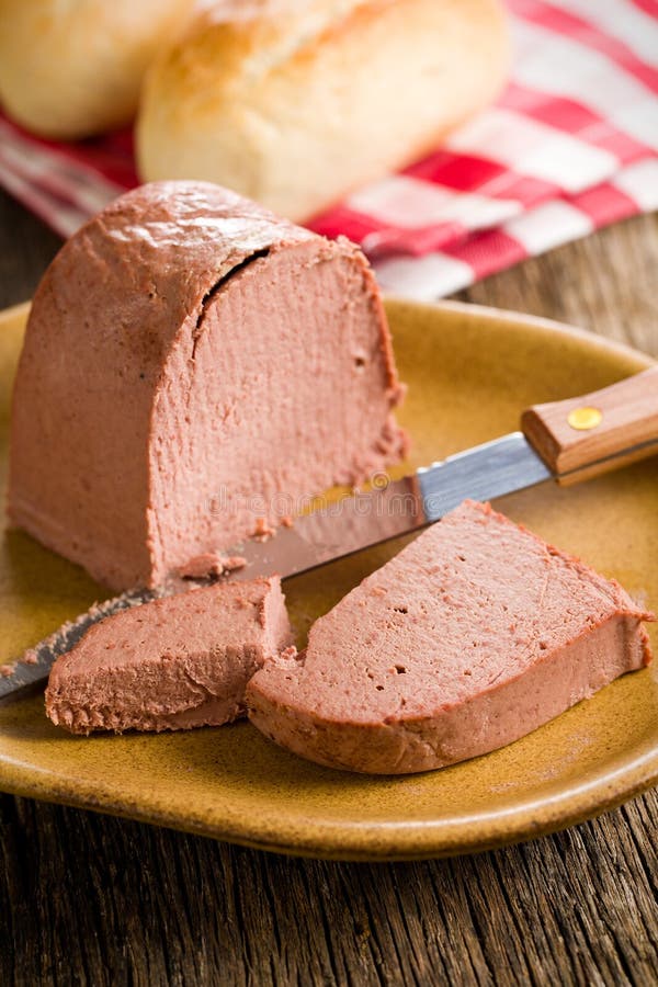 Kom met leverpaté en brood stock afbeelding. Image of voedsel - 45962031