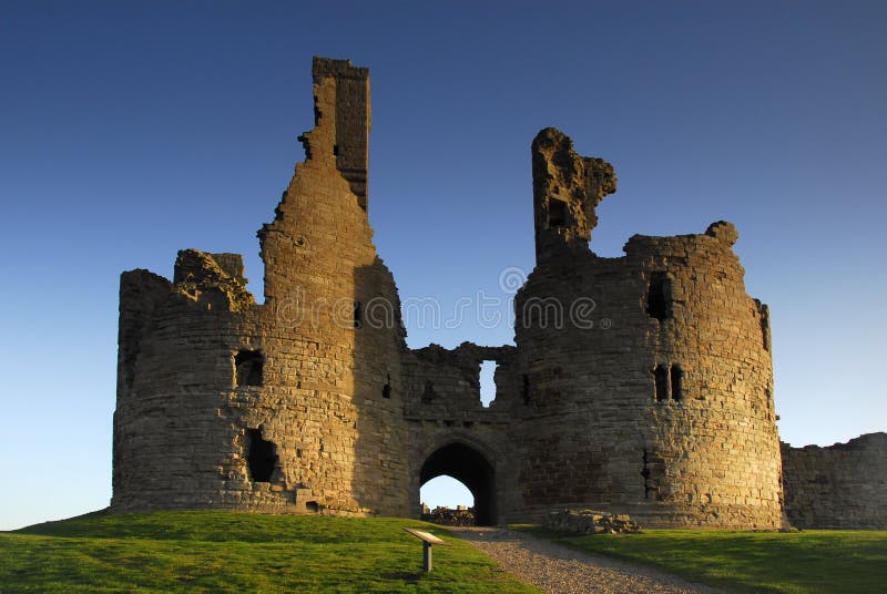 Castillo de Dunstanburgh imagen de archivo. Imagen de exterior - 31241925