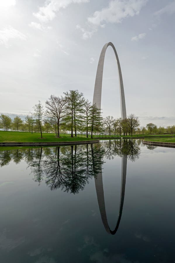 Gateway Arch Reflected in Reflecting Pool in Gateway Arch National Park ...