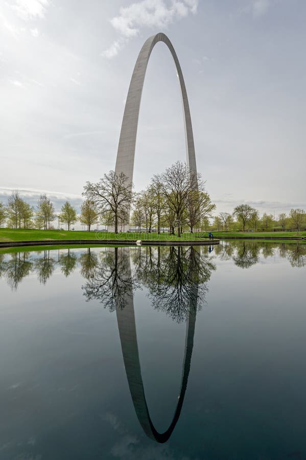 Gateway Arch Reflected in Reflecting Pool in Gateway Arch National Park ...