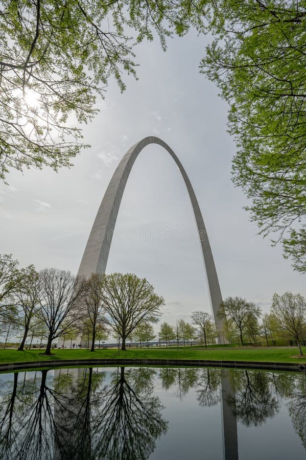 Gateway Arch Reflected in Reflecting Pool in Gateway Arch National Park ...
