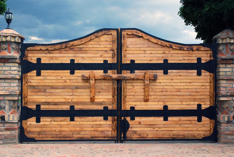 Gatter stockfoto. Bild von gatter, ziegelstein, holz, zaun - 9148526
