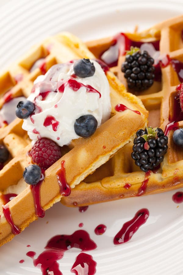 Gaufre Savoureuse Avec Des Fruits Photo stock - Image du myrtille, sain ...