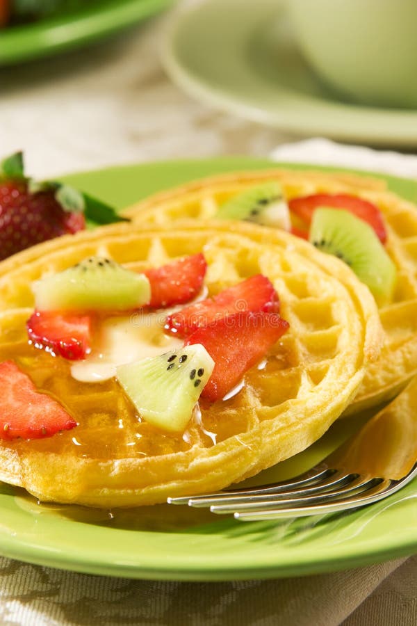 Gaufres Avec Les Fruits Et Le Sirop Photo stock - Image du thé, beurre ...