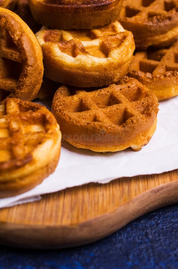 Gaufres Belges Rondes Traditionnelles Photo stock - Image of farine ...