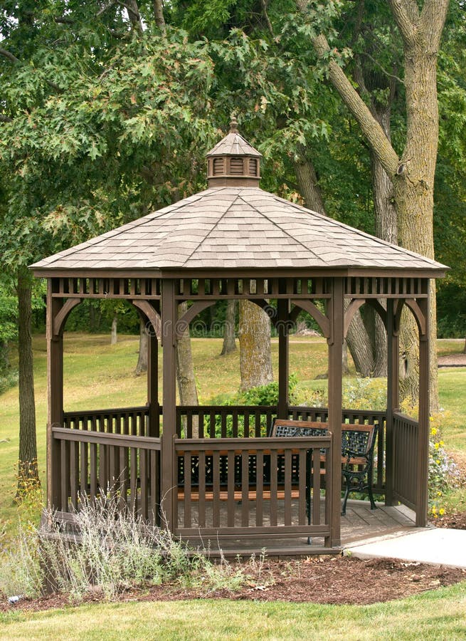 Gazebo de madera en parque foto de archivo. Imagen de fondo - 100460586