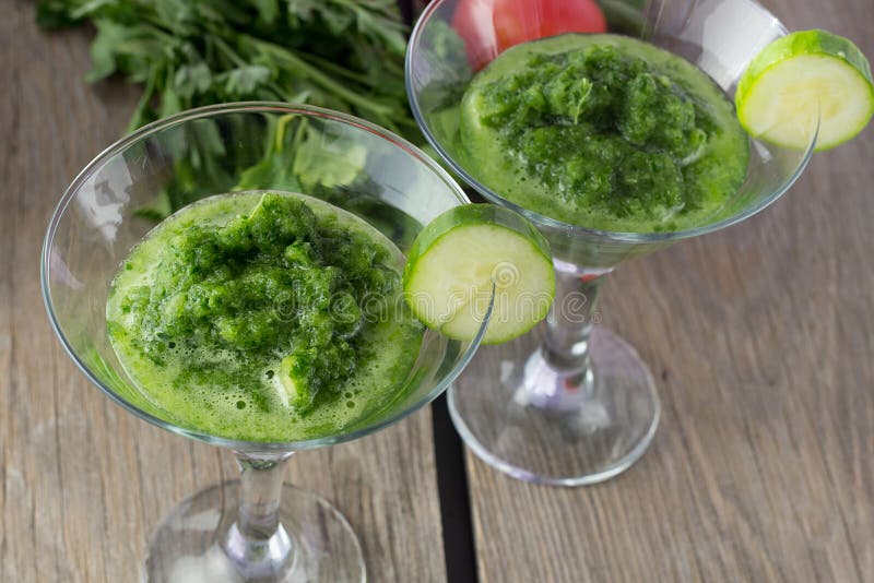 Gazpacho De Concombre En Verre De Martini Photo stock - Image du ...