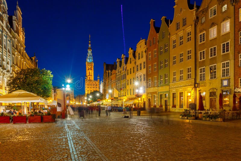 Gdansk Plaza en la noche foto de archivo. Imagen de gdansk - 63933412