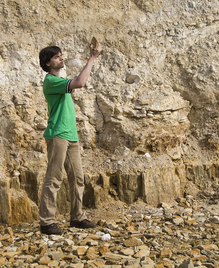 Geólogo Novo Que Estuda O Tipo Da Rocha Imagem de Stock - Imagem de ...