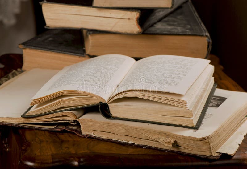Geöffnete alte Bücher stockbild. Bild von freiheit, bibliothek - 23319389