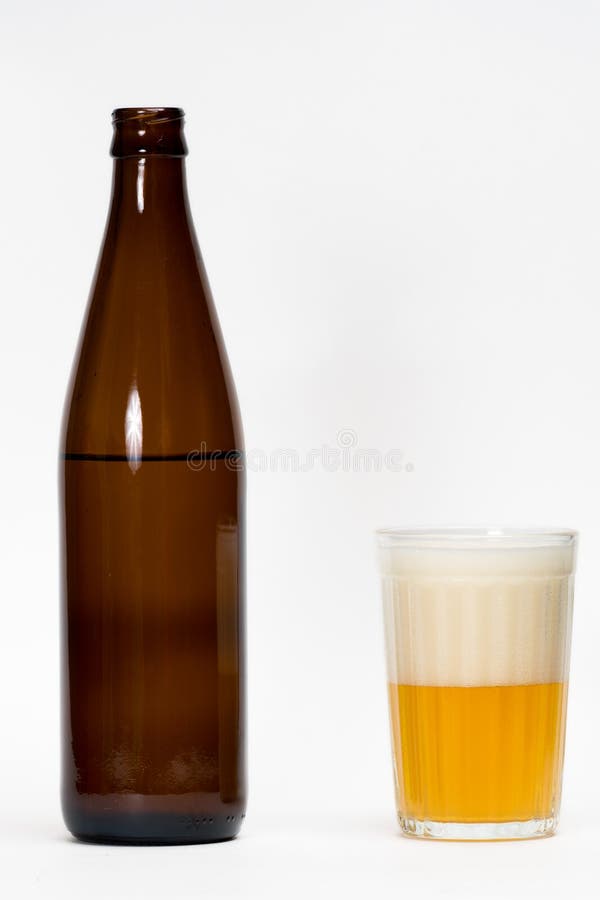 Halb Leere Flasche Des Bieres Und Volles Glas Stockfoto - Bild von ...