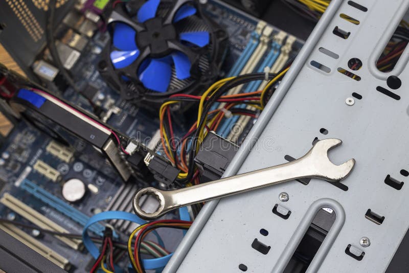 Geöffneter PC-Computerkasten Und Ein Schlüssel Stockfoto - Bild von ...