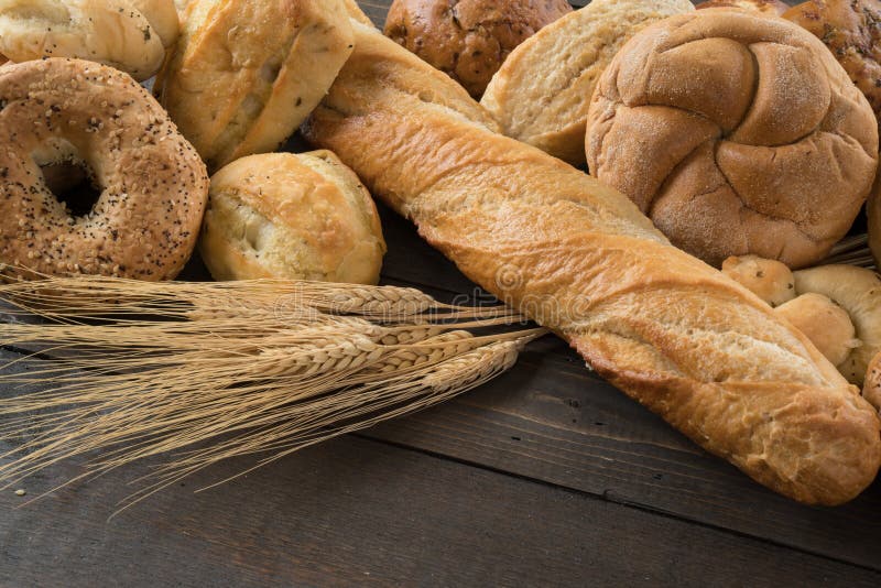 Geassorteerde Soorten Broden Op Een Witte Achtergrond Stock Foto ...