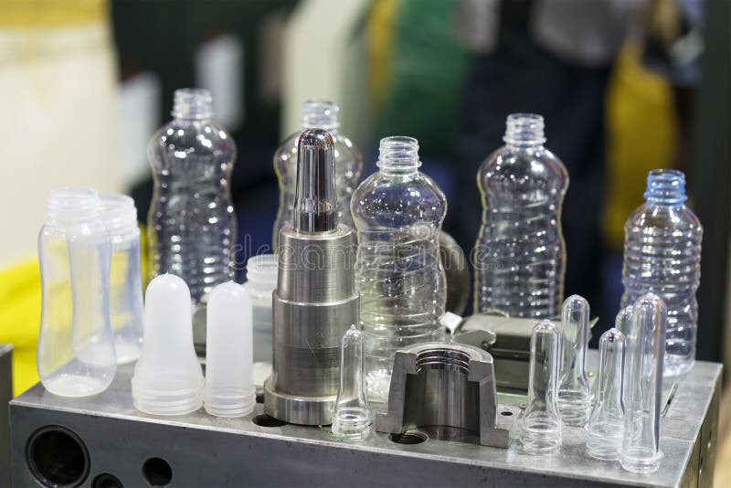 Een Arbeider Verzegelt De Vorm Voor Het Gieten Van Plastiek Productie ...