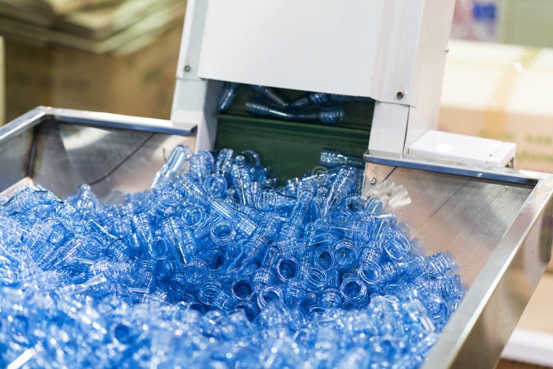 Een Arbeider Verzegelt De Vorm Voor Het Gieten Van Plastiek Productie ...