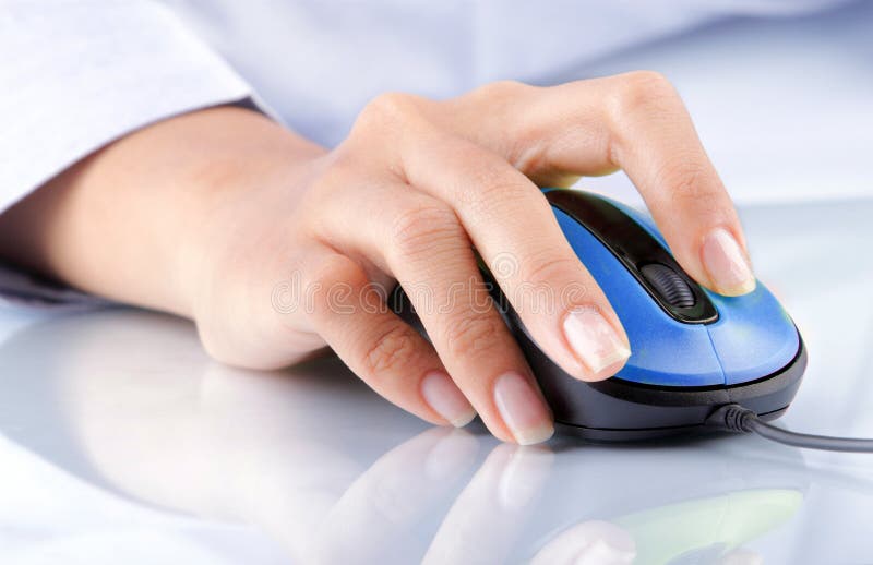 Gebaar van hand met muis stock afbeelding. Afbeelding bestaande uit ...