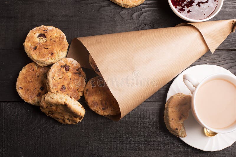 Een Kop Engelse Thee En Koekjes Met Een Vlag Stock Afbeelding - Image ...