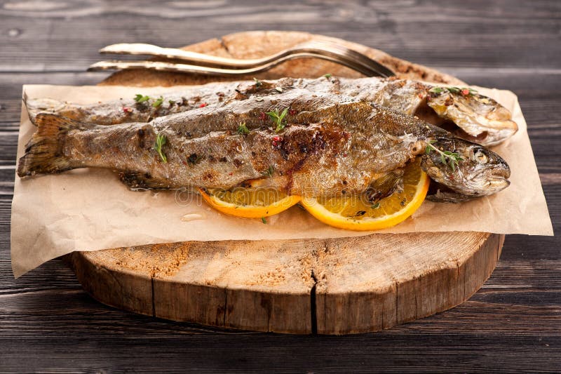 Gebakken Forelvissen Met Sinaasappel En Thyme Stock Afbeelding - Image ...