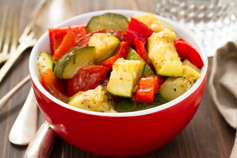 Gebakken Groenten in Rode Kom Stock Foto - Image of smakelijk, gekookt ...