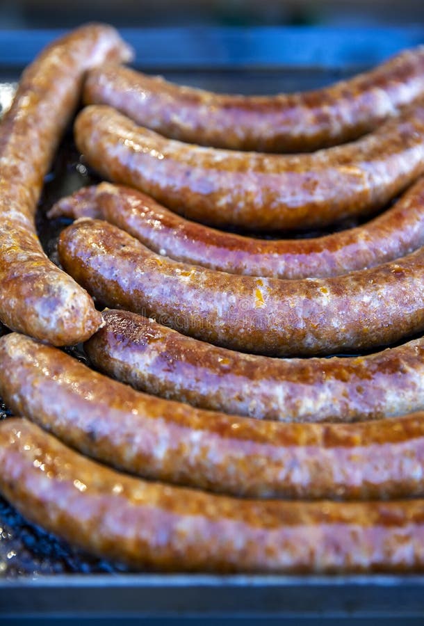 Gebraden Worsten Met Knoflook, Kruiden En Frieten in Een Pan Op Stock ...