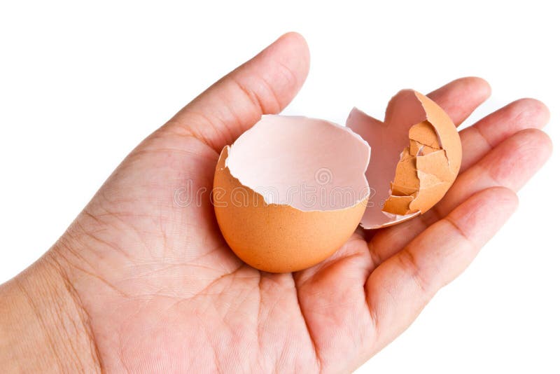 Gebarsten in hand ei stock foto. Image of bruin, ongeval - 26506906