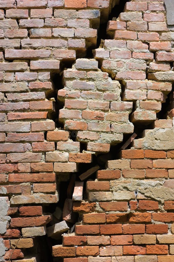 Gebarsten muur stock afbeelding. Image of verbrijzeld - 14653121 Gebarsten muur stock afbeelding. Image of verbrijzeld - 14653121