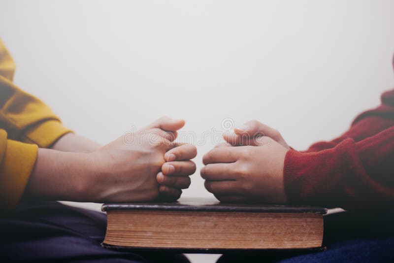 Gebed Samen En Holdingshanden Stock Afbeelding - Image of leven, hulp ...