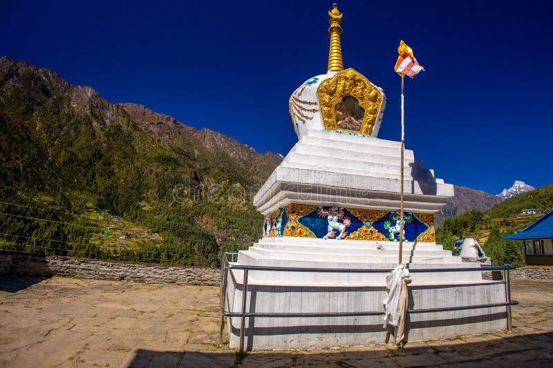 Gebeden Vlaggen Op Grote Domma Met Boeddha - Ogen in Nepal in Het Dorp ... Gebeden Vlaggen Op Grote Domma Met Boeddha - Ogen in Nepal in Het Dorp ...