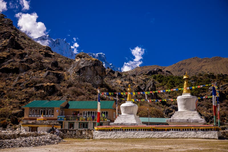 Gebeden Vlaggen Op Grote Domma Met Boeddha - Ogen in Nepal in Het Dorp ... Gebeden Vlaggen Op Grote Domma Met Boeddha - Ogen in Nepal in Het Dorp ...