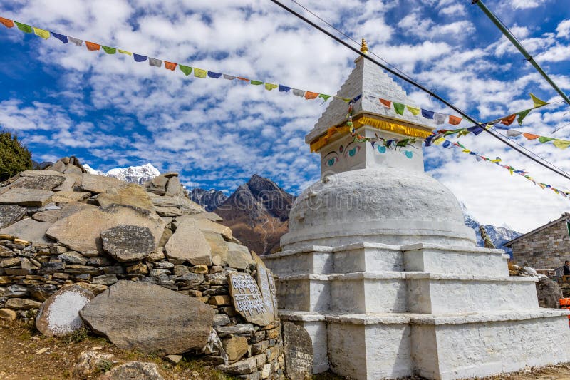 Gebeden Vlaggen Op Grote Domma Met Boeddha - Ogen in Nepal Op Weg Naar ... Gebeden Vlaggen Op Grote Domma Met Boeddha - Ogen in Nepal Op Weg Naar ...