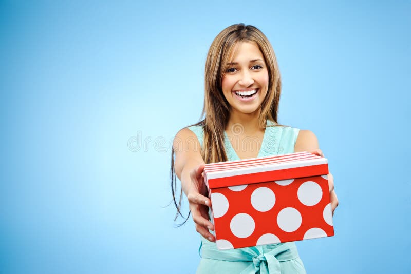Geben eines Geschenkes stockbild. Bild von studio, überzeugt - 21793755