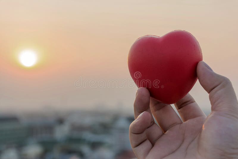 Geben Sie Das Herz Der Liebe an Hand Stockbild - Bild von menschlich ...