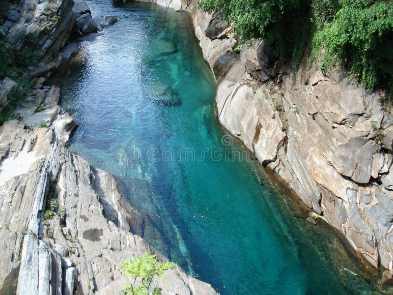 Gebirgsstrom in Den Schweizer Alpen Stockbild - Bild von wolken ...