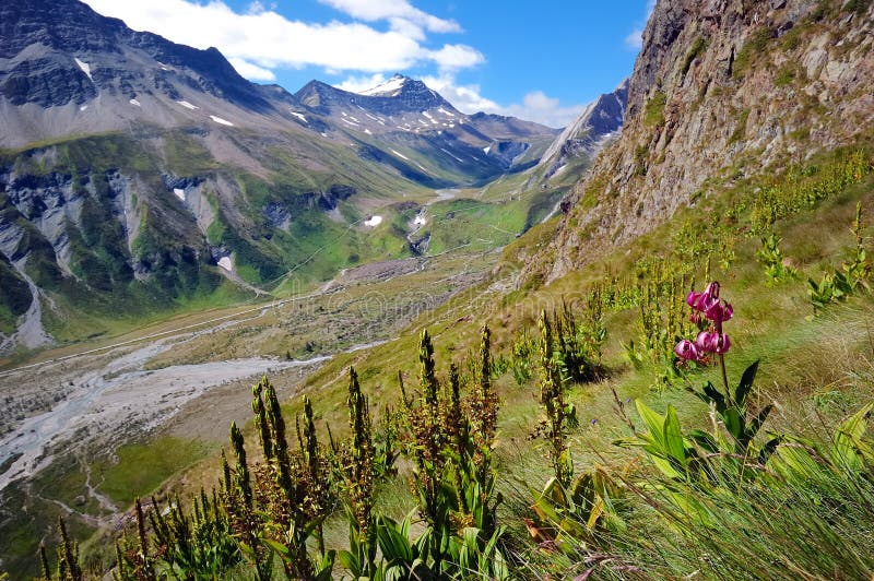 Gebirgstal stockfoto. Bild von gebirgstal - 1869968