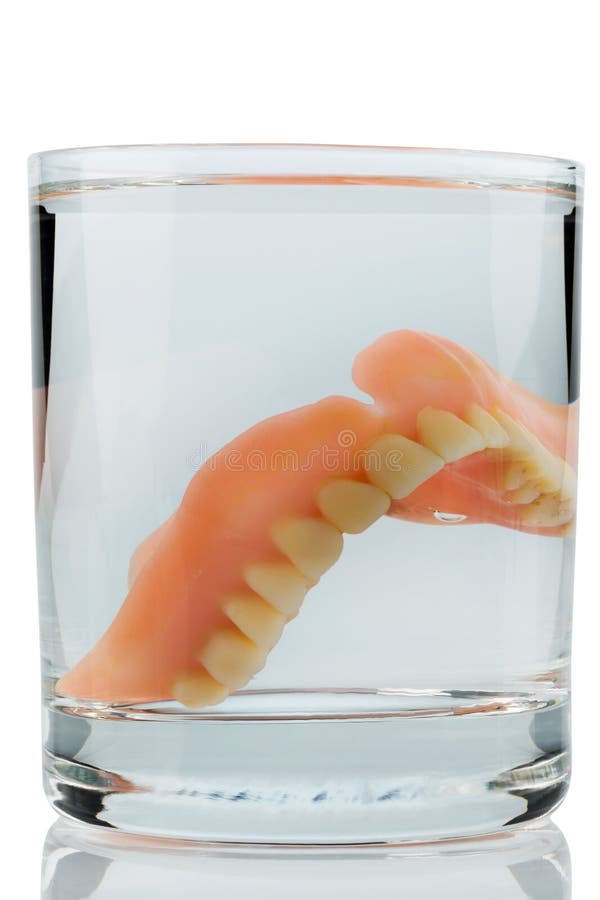 Gebit in waterglas stock afbeelding. Image of bederf - 35522409