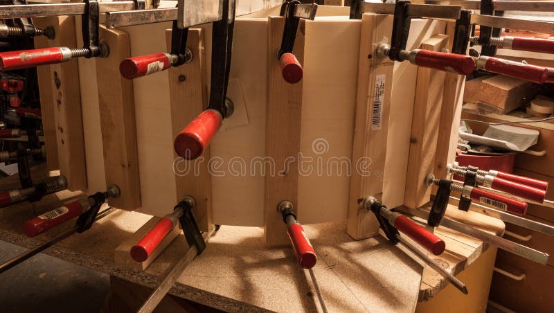 Gebogen Hout Vast Met Klemmen Stock Foto - Image of handvat, ontwerp ...