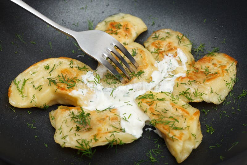 Gebraden Bollen Met Dille En Zure Room Stock Foto - Image of heet ...