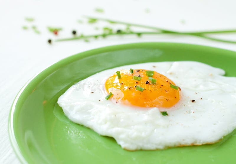 Gebraden Ei Met Bieslook Op Groene Plaat Stock Afbeelding - Image of ...