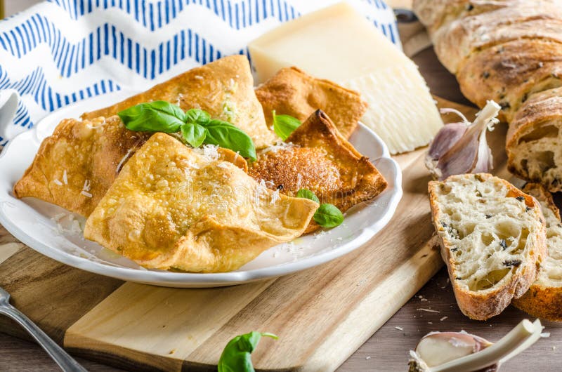 Gebraden gevulde ravioli stock afbeelding. Image of groen - 78220161