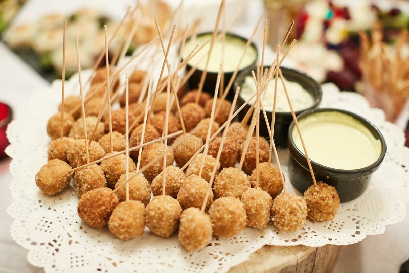 Gebraden kaasbal stock foto. Afbeelding bestaande uit fotografie - 63593664