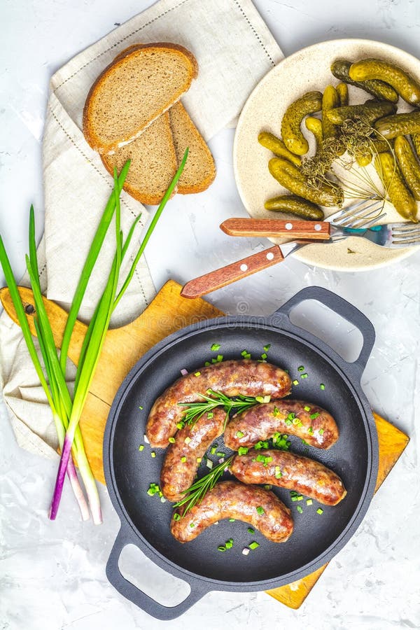 Gebraden Worst in Een Pan Met Kruiden En Kruiden Met Mes En Vork Stock ...