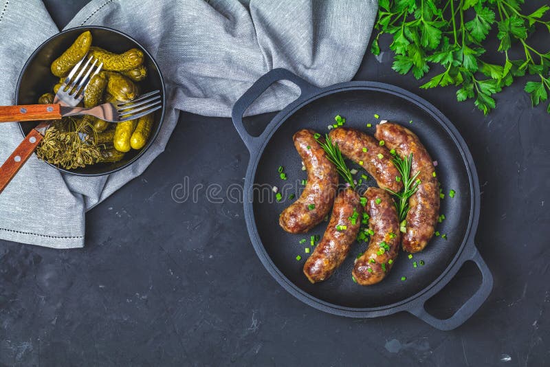 Gebraden Worst in Een Pan Met Kruiden En Kruiden Met Mes En Vork Stock ...