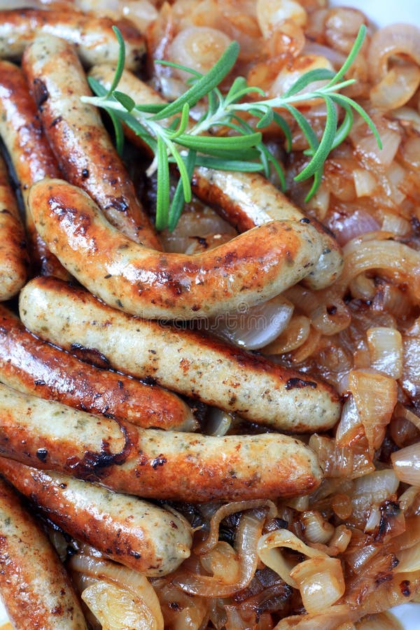Gebraden worst en uien stock foto. Image of koken, chipolata - 10368468