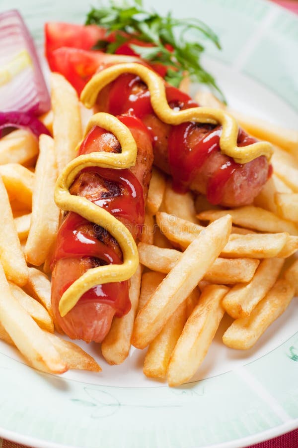 Gebraden worst met frieten stock afbeelding. Image of foto - 34659391
